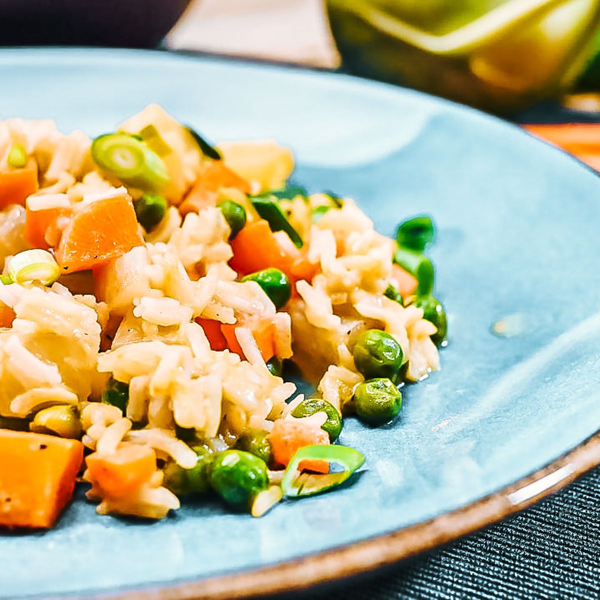 Frisch und lecker: Frühlings-Gemüsepfanne mit Reis und Kressequark - Die Techniker