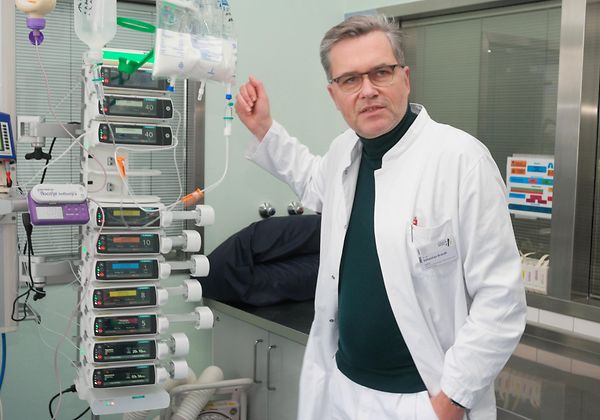 Dr. Sebastian Brandt erläutert die neue Infusionstechnik | Die ...