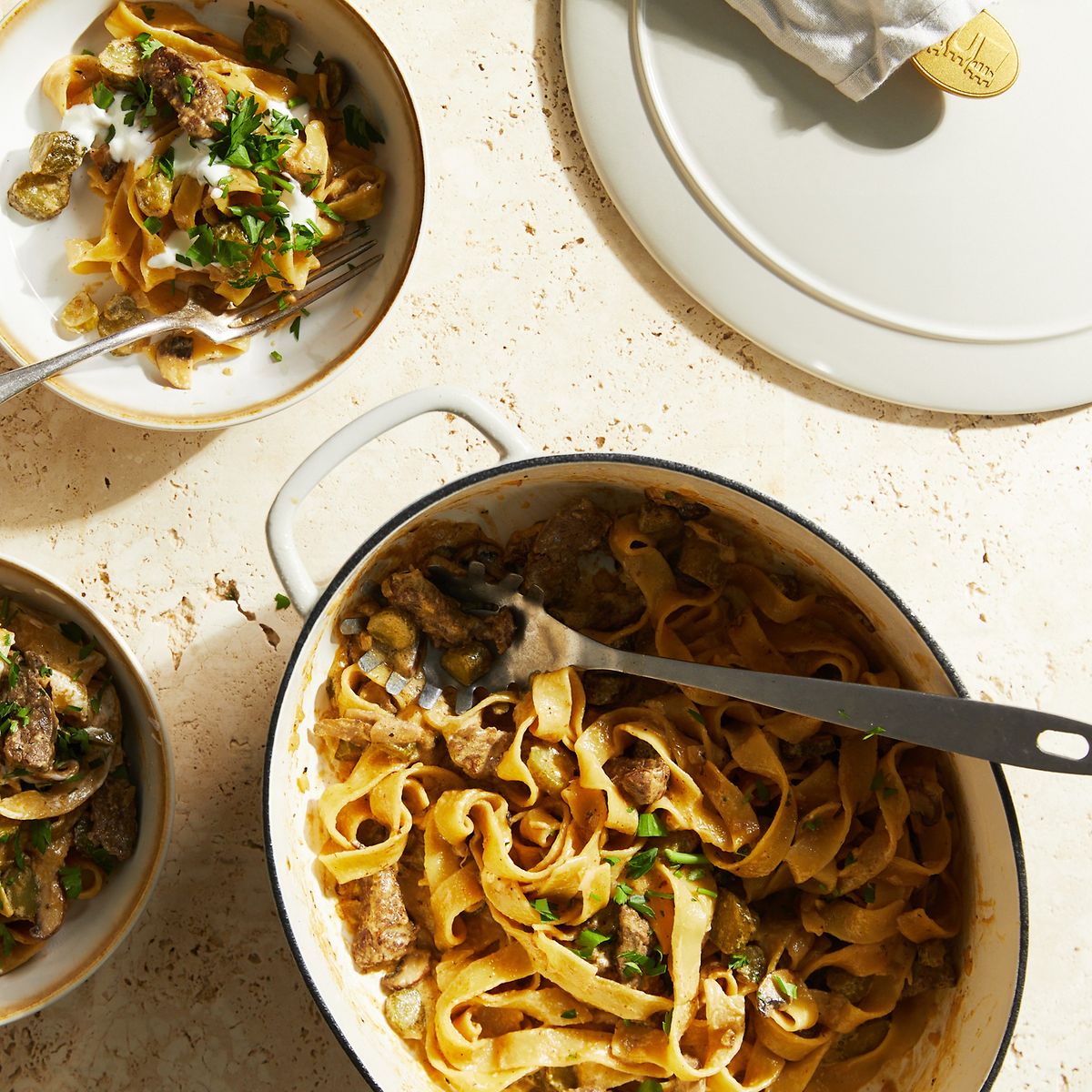 One-Pot-Rezept: Pasta Stroganoff mit Rindfleisch und Pilzen - Die Techniker